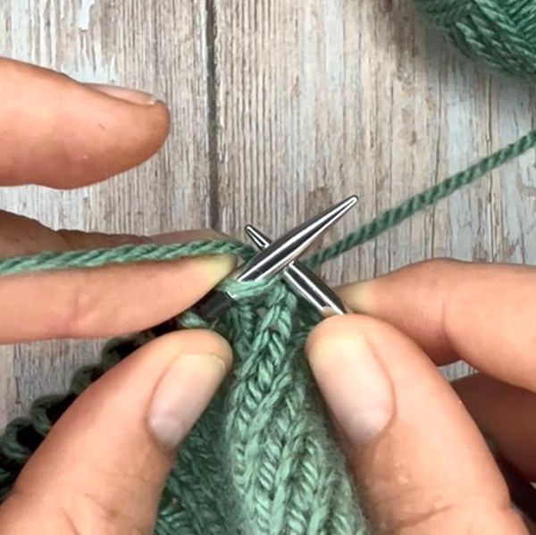 Linke Masche stricken (1 li) | simpleknittingpatterns.com
