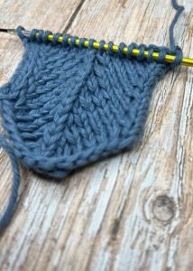 Doppelt überzogene Abnahme stricken (CDD, Centered Double Decrease) | simpleknittingpatterns.com