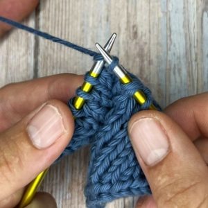 Doppelt überzogene Abnahme stricken (CDD, Centered Double Decrease) | simpleknittingpatterns.com