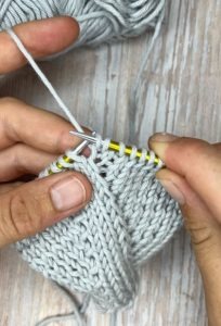 KFSB stricken (knit front slip back) | simpleknittingpatterns.com