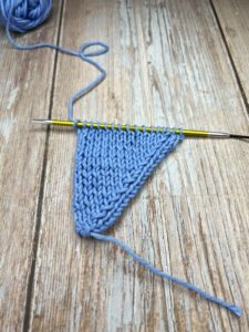 KLL stricken (Knit Left Loop) | simpleknittingpatterns.com