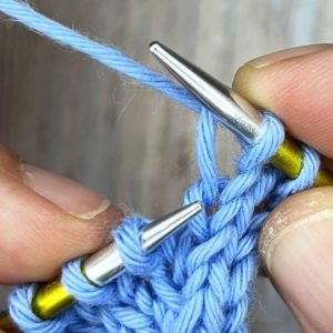 KLL stricken (Knit Left Loop) | simpleknittingpatterns.com