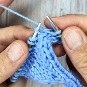 KLL stricken (Knit Left Loop) | simpleknittingpatterns.com