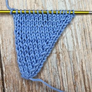 KLL stricken (Knit Left Loop) | simpleknittingpatterns.com
