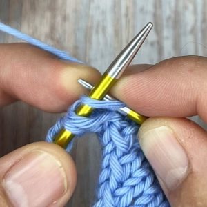 KRL stricken (Knit Right Loop) | simpleknittingpatterns.com