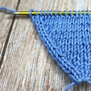 KLL stricken (Knit Left Loop) | simpleknittingpatterns.com