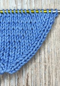 PRL stricken (Purl Right Loop) | simpleknittingpatterns.com