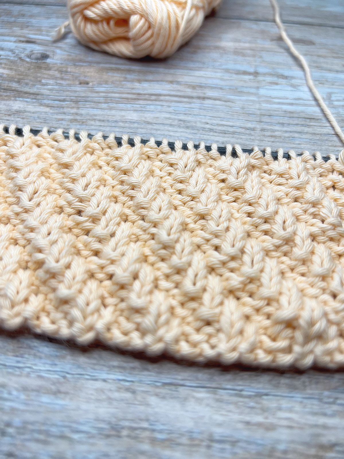 Diagonales Rippenmuster stricken | simpleknittingpatterns.com