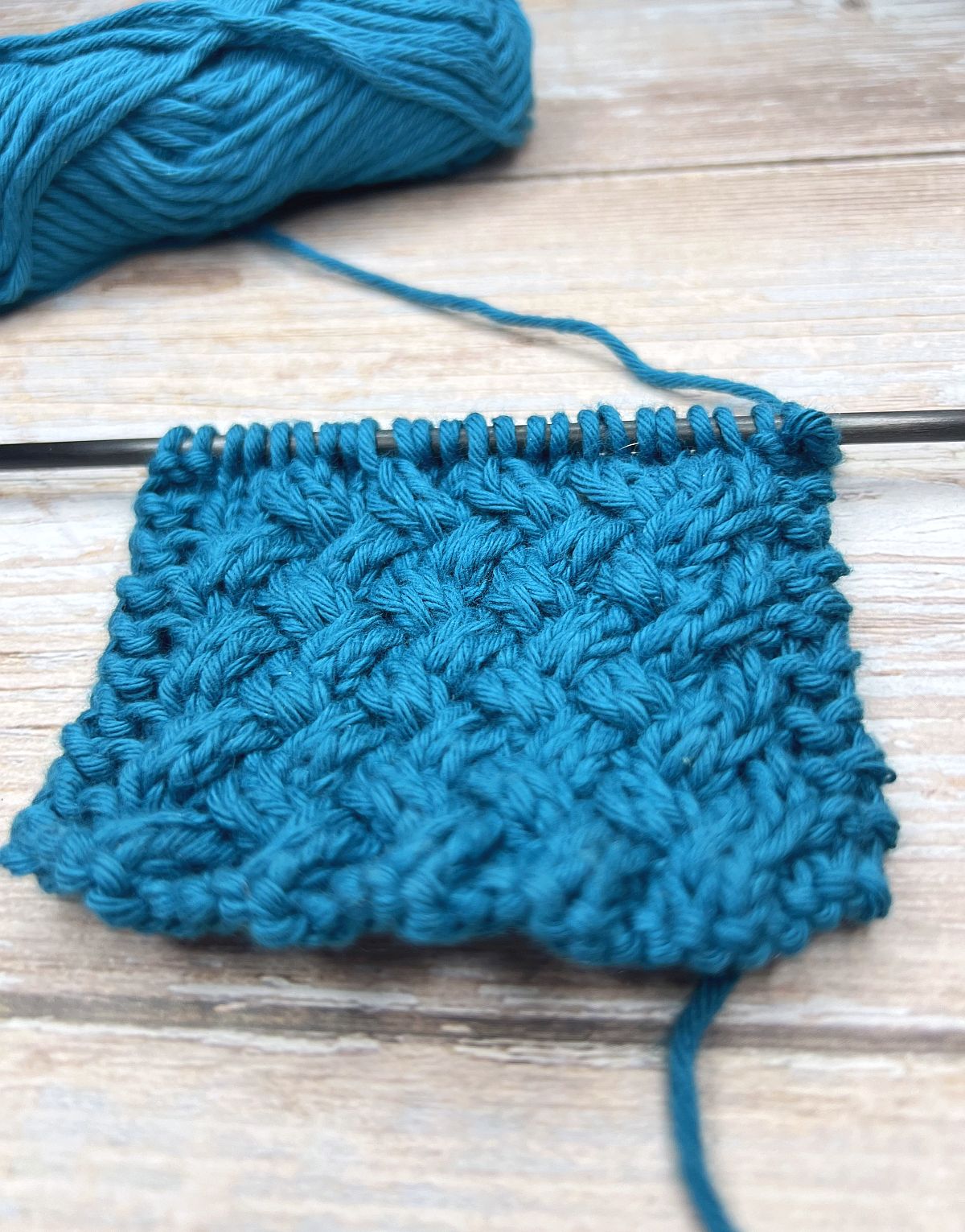 Kleines Zopfmuster-Flechtwerk stricken | simpleknittingpatterns.com