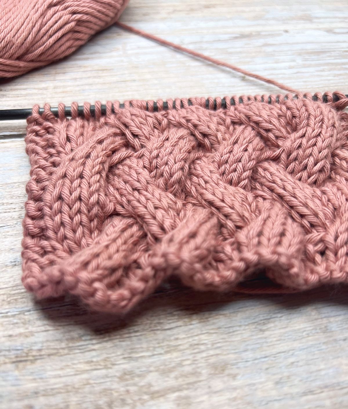 Großes Korbgeflecht-Zopfmuster stricken | simpleknittingpatterns.com