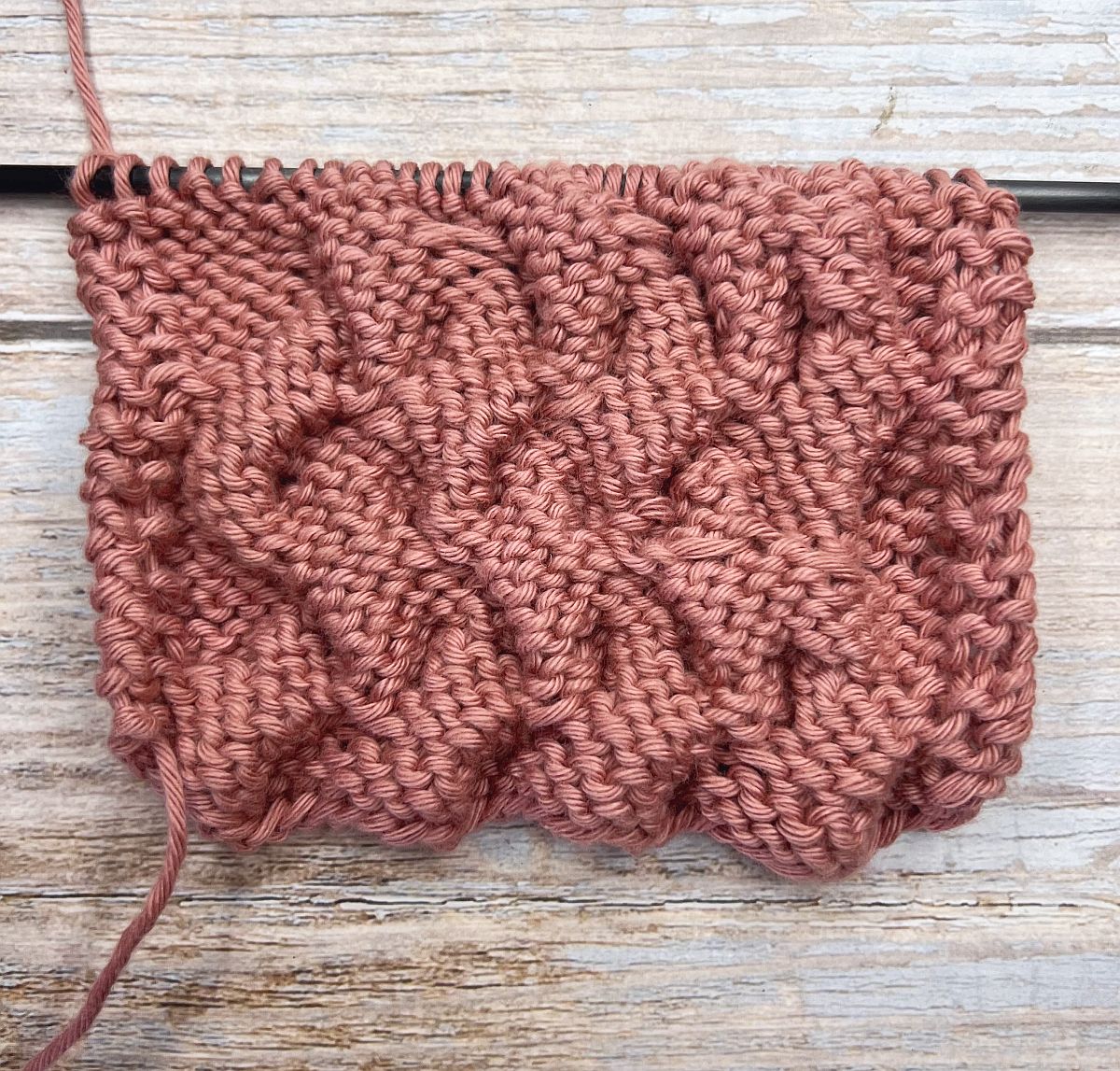 Großes Korbgeflecht-Zopfmuster stricken | simpleknittingpatterns.com