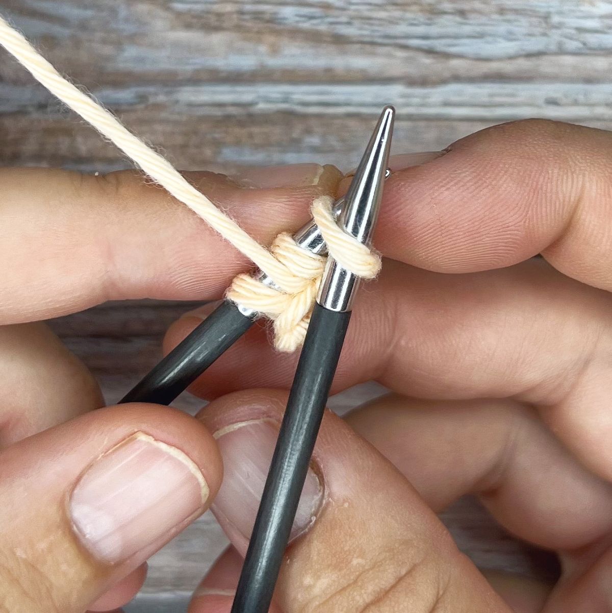 Kordelanschlag stricken (Cable Cast On) | simpleknittingpatterns.com