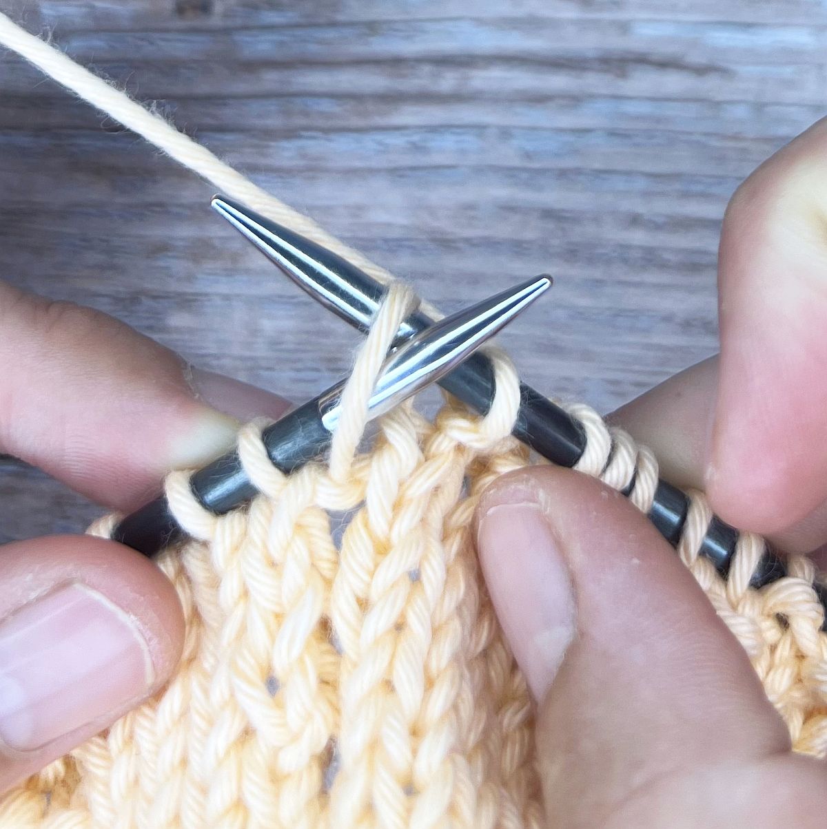 Umschlag stricken (yarn over) | simpleknittingpatterns.com