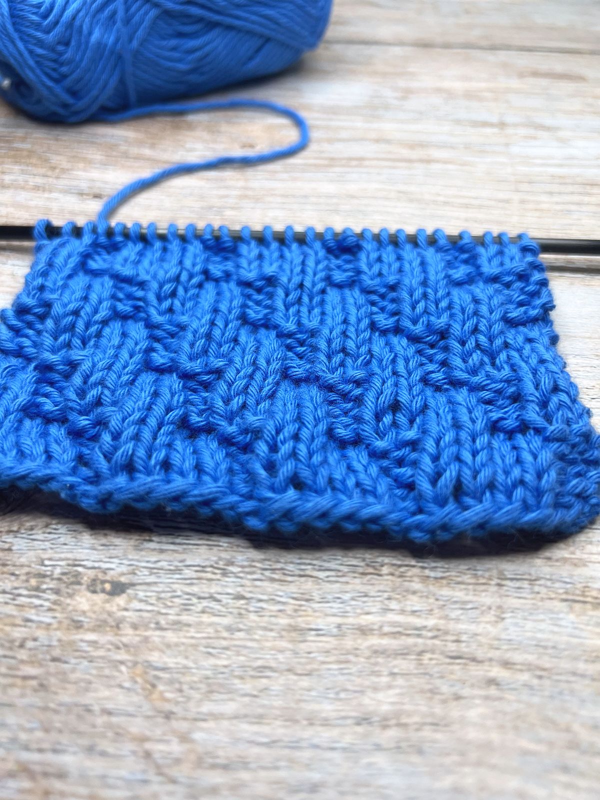 Versetztes Rippenmuster stricken (Strickmuster & Anleitung)