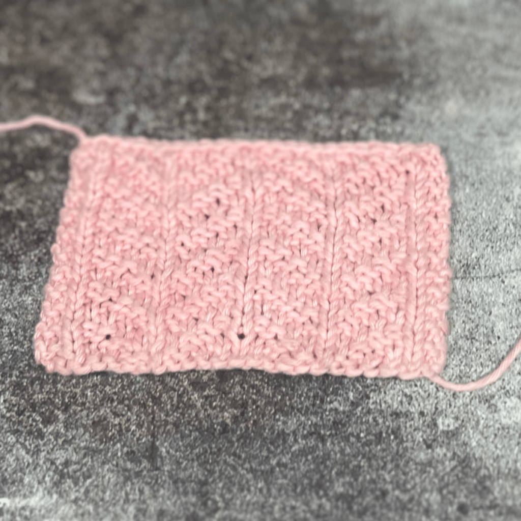 Chevron-Rippenmuster stricken | simpleknittingpatterns.com