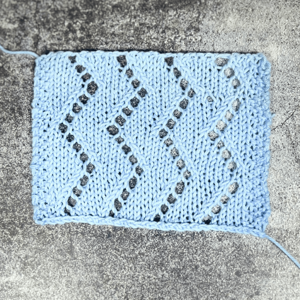 Zickzack-Ajourmuster stricken | simpleknittingpatterns.com