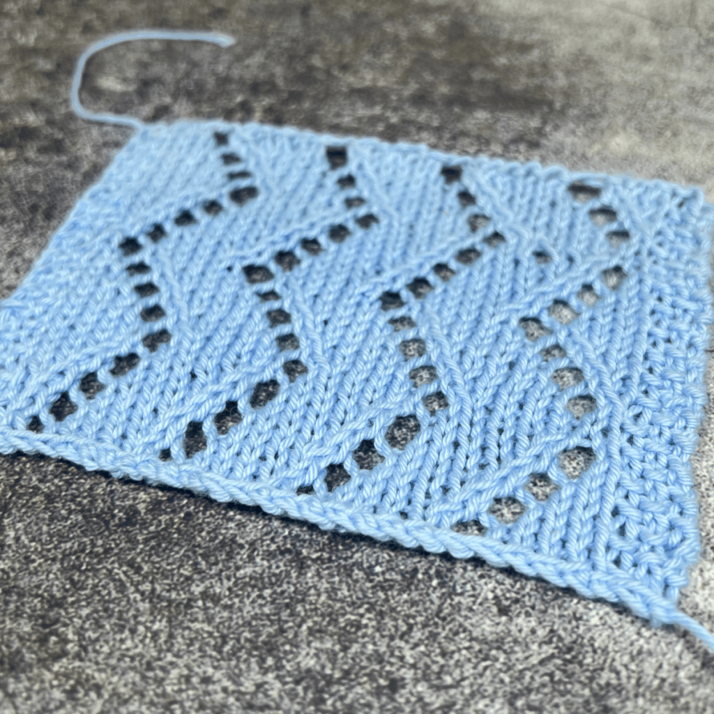 Zickzack-Ajourmuster stricken | simpleknittingpatterns.com