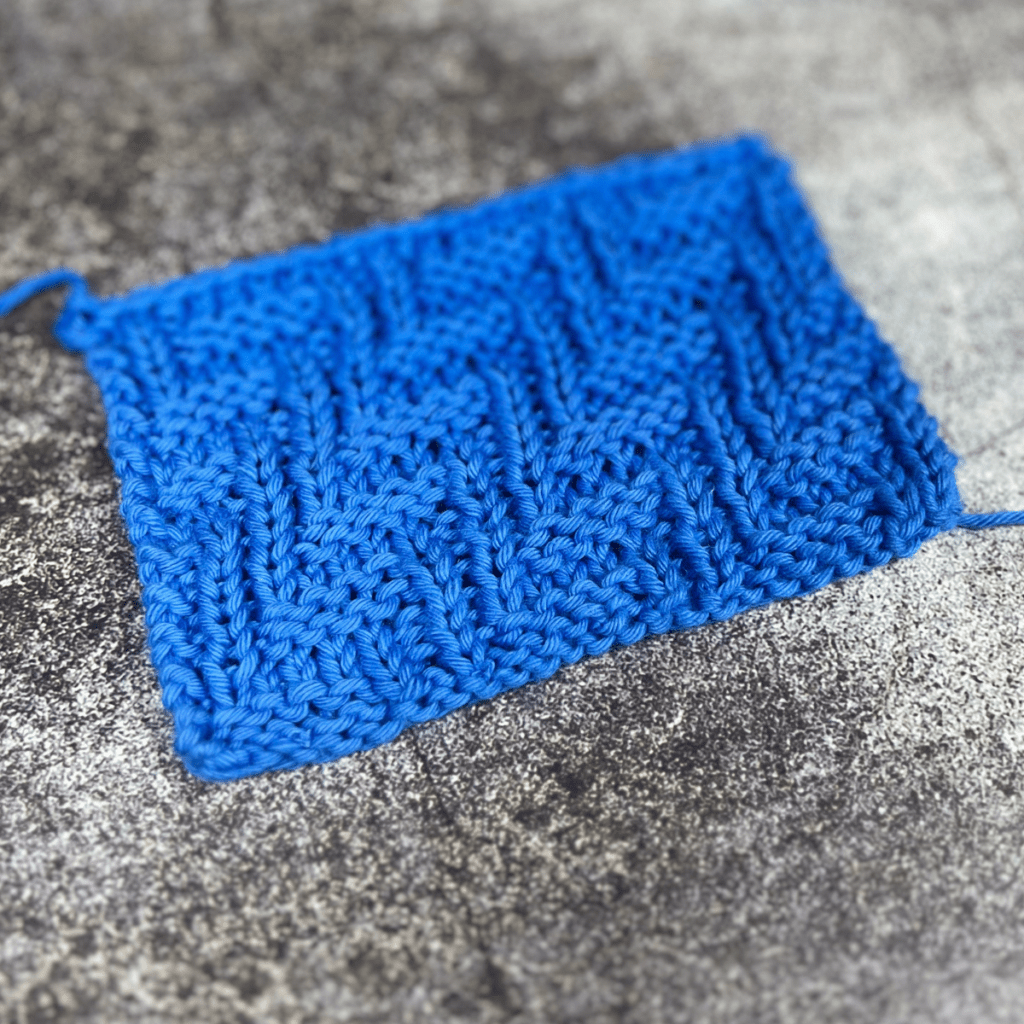 Zick-Zack-Treppenmuster stricken | simpleknittingpatterns.com