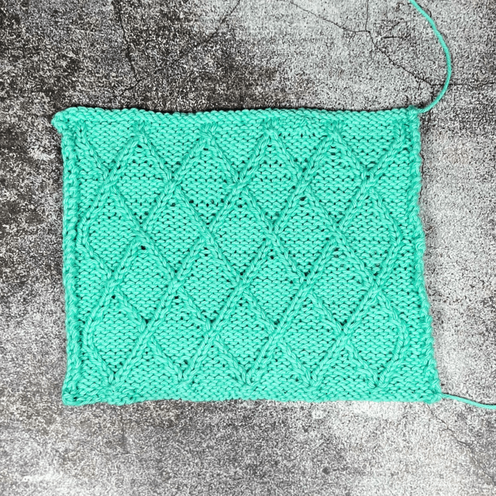 Rauten-Zopfmuster stricken | simpleknittingpatterns.com